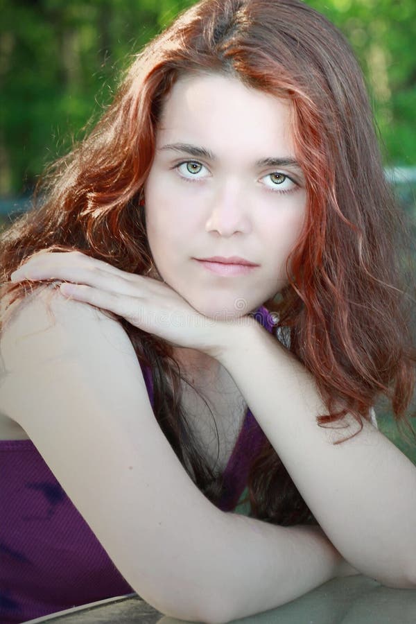 Jong vrouwen rood haar stock foto. Image of haar, lang - 32628044