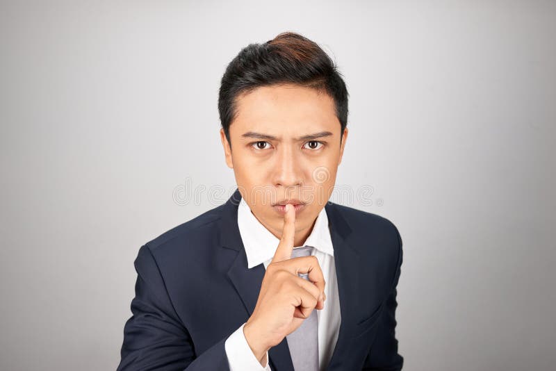Jonge Aziatische Zakenman Die Een Teken Van Stilzwijgend Gebaar Toont
