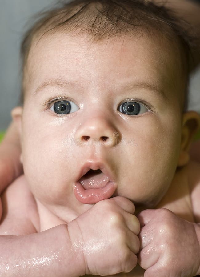 Jonge Jongen Met Mooie Blauwe Ogen, Dubieuze Blik Stock Foto - Image of ...