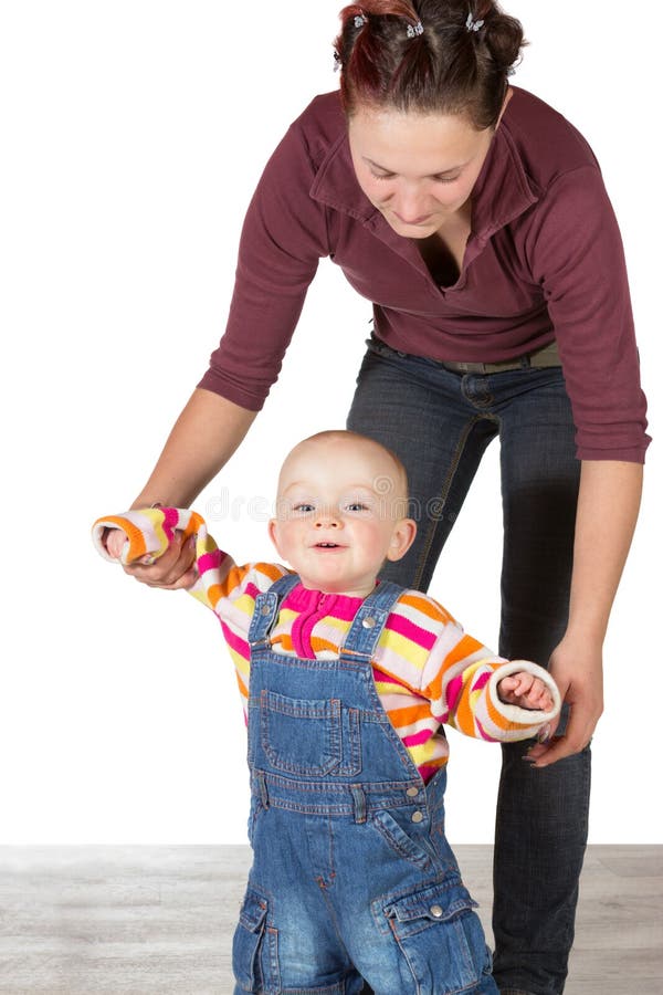 Babyjongen Die Leren Buiten Te Lopen Stock Foto - Image of hulp, moeder ...