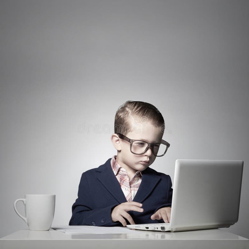 Jonge Jongen Met Computer Grappig Kind Die In Notitieboekje Kijken ...