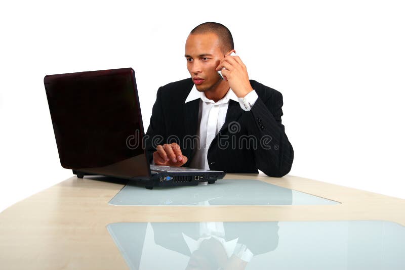 Mooie Mens Achter Een Laptop Computer Stock Foto - Image of mededeling ...