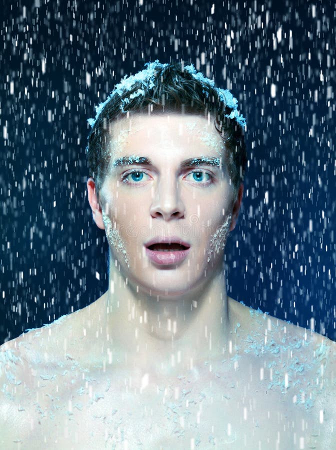 Jonge Bevroren Gesneeuwde Mens Stock Afbeelding - Image of avontuur ...