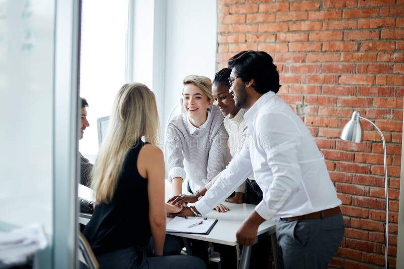 Jonge Blije Mensen Die Hun Vriendschap Tonen Stock Foto - Image of ...