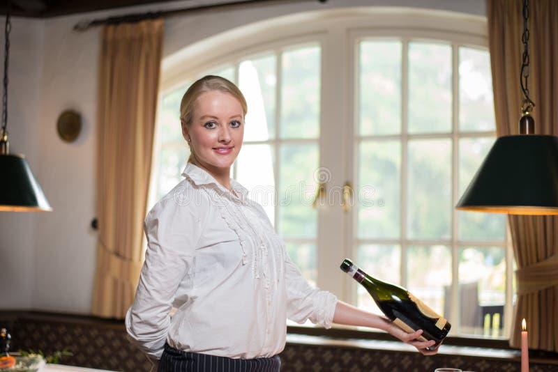 Jonge Blonde Serveerster in Een Restaurant Stock Foto - Image of ...