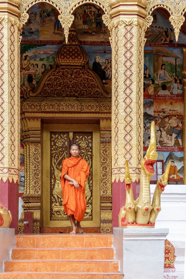 Jonge Boeddhistische Monnik Walking in Front of Monastery Stock Foto ...