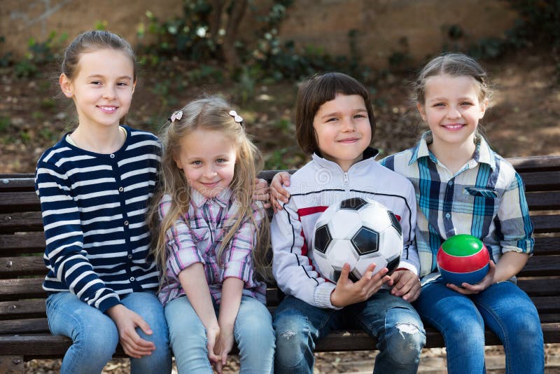 Jonge Geitjes Die Samen Met Bal Stellen Stock Foto - Image of beste ...