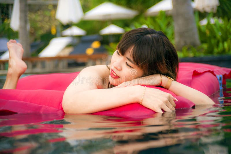 Jonge Gelukkige En Aantrekkelijke Aziatische Chinese Vrouw Die Binnen