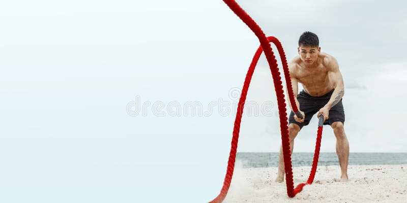 Jonge Gezonde Man Athlete Doet Oefening Op Het Strand Met Touwvlieger ... Jonge Gezonde Man Athlete Doet Oefening Op Het Strand Met Touwvlieger ...