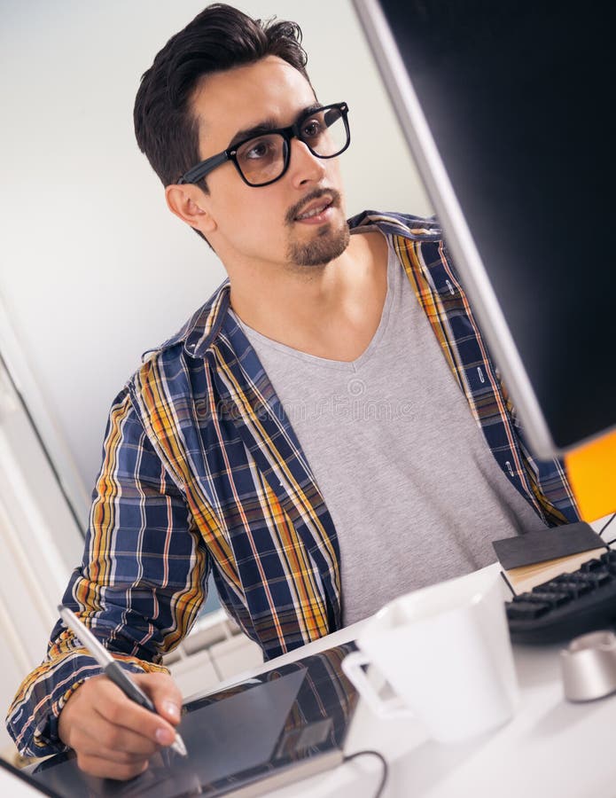 Jonge Grafische Ontwerper Die Met Computer Werken Het Creatieve Mens ...