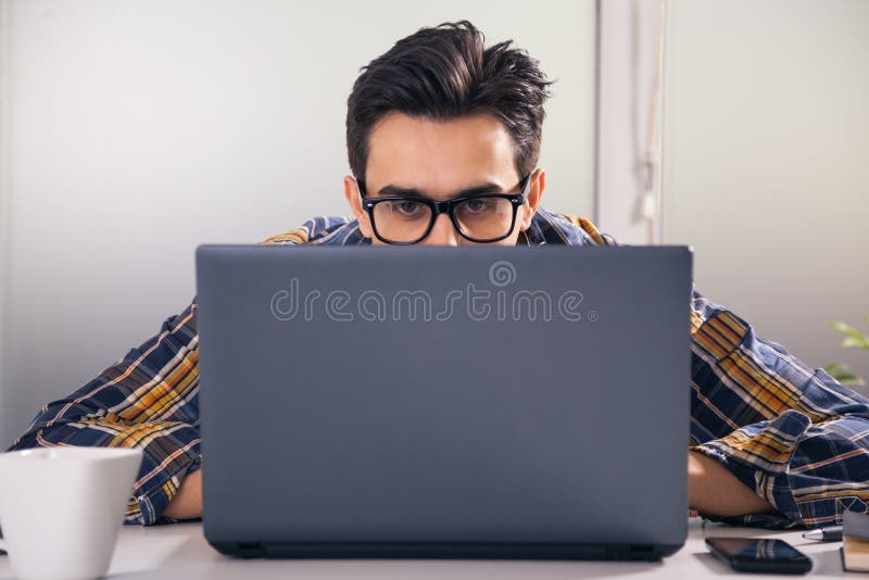 Jonge Grafische Ontwerper Die Met Computer Werken Het Creatieve Mens ...