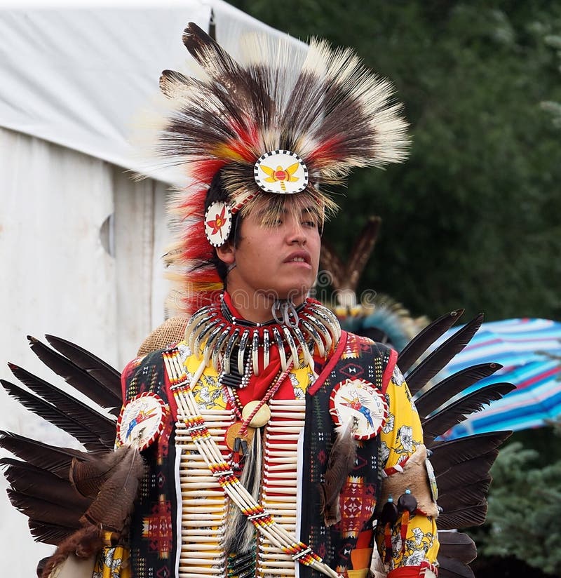 Inheemse Mens in Traditionele Kleding Redactionele Foto - Image of ...