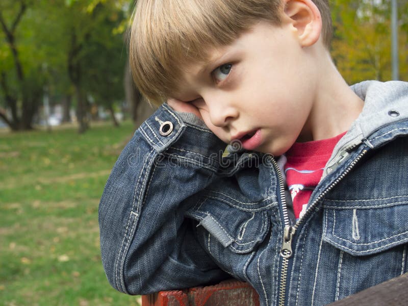 Jonge jongen stock foto. Image of tuin, uitdrukking, gelukkig - 27706648
