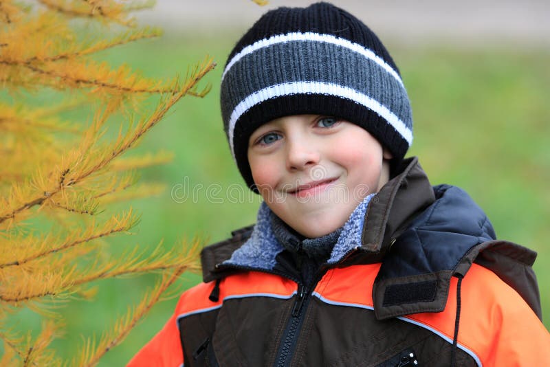 Jonge jongen stock afbeelding. Image of najaar, kind - 31161863