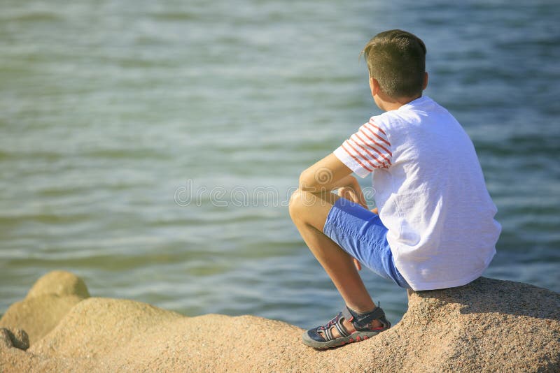 Jonge Jongen Die Het Overzees Zien Stock Afbeelding - Image of slecht ...
