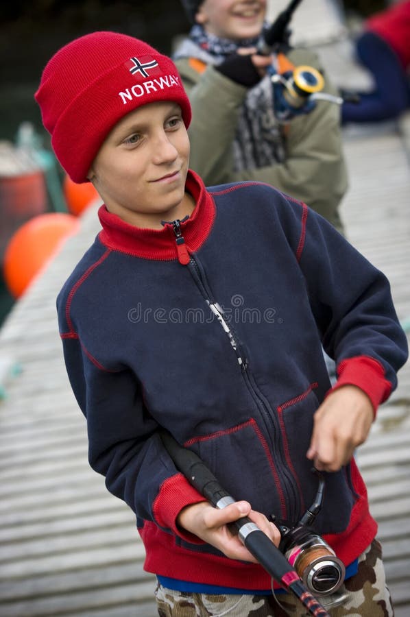 Jonge jongens visserij stock foto. Image of hoofddeksel - 10106086