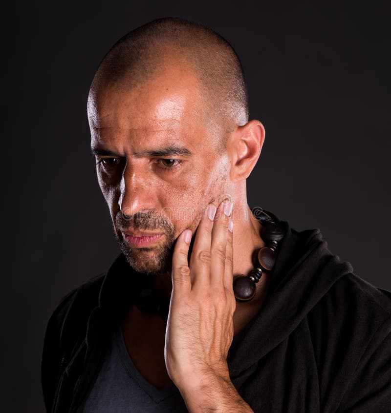 Knappe, Kale Mens Met Zijn Duim Omhoog In Teken Van Optimisme Op Witte ...