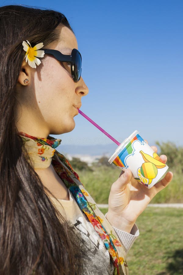Jonge Meisje Het Drinken Soda Met Een Stro Stock Foto - Image of ...