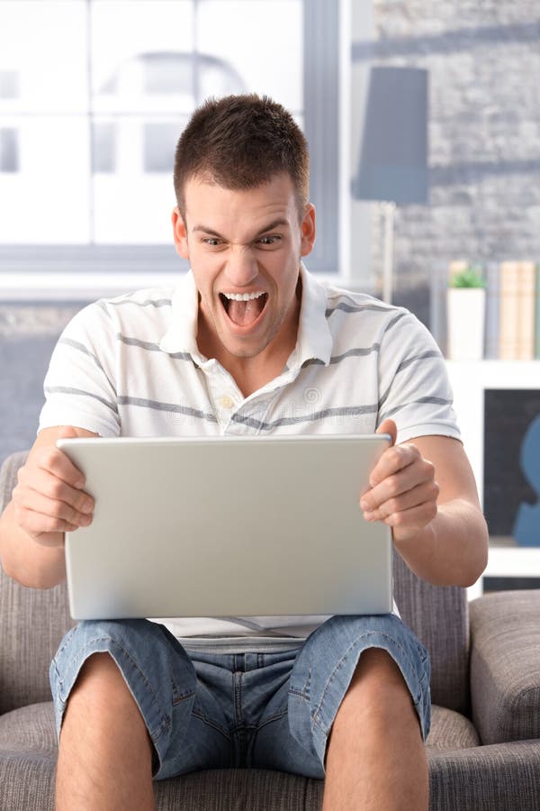 Jonge Mens Die Bij Laptop Met Afschuw Vervulde Het Scherm Staart Stock ... Jonge Mens Die Bij Laptop Met Afschuw Vervulde Het Scherm Staart Stock ...