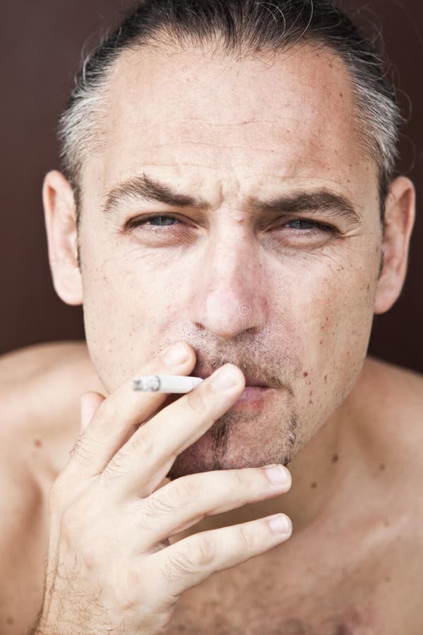 Jonge Mens Die Een Sigaret Roken Stock Afbeelding - Image of emotie ...