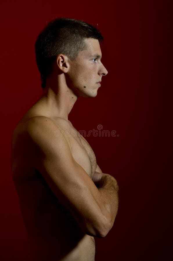 Jonge Mens Het Stellen Met Naakte Borst Stock Foto - Image of lichaam ...