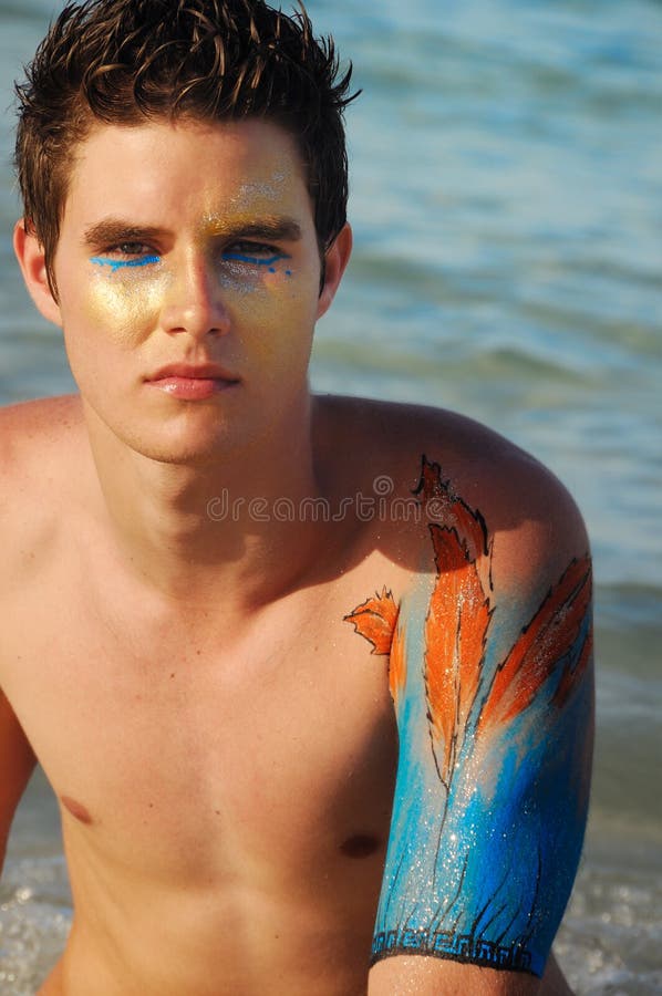 Jonge mens op het strand stock afbeelding. Image of genieten - 6413833