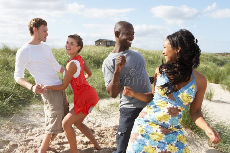 Jonge Mensen Die Pret Hebben Die Op Strand Danst Stock Foto - Image of ...