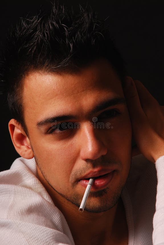 Jonge Mensen Die Sigaret Roken Stock Foto - Image of rook, achtergrond ...