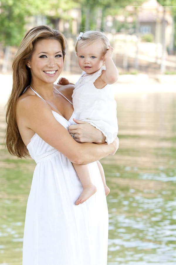Jonge Moeder Die Haar Kind in De Lucht Houdt Stock Afbeelding - Image ...