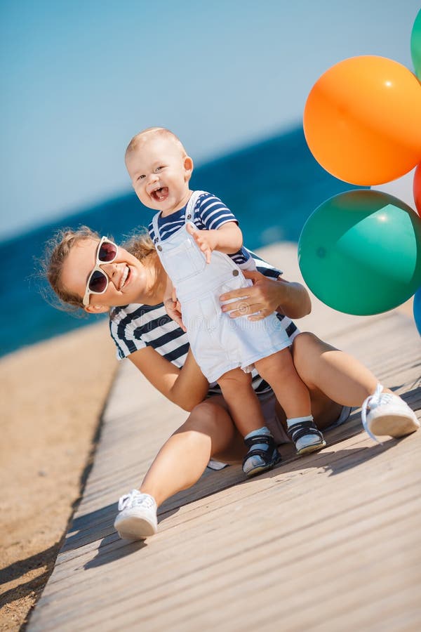 Jonge Moeder En Haar Jonge Zoon Op Het Strand Stock Foto - Image of ...