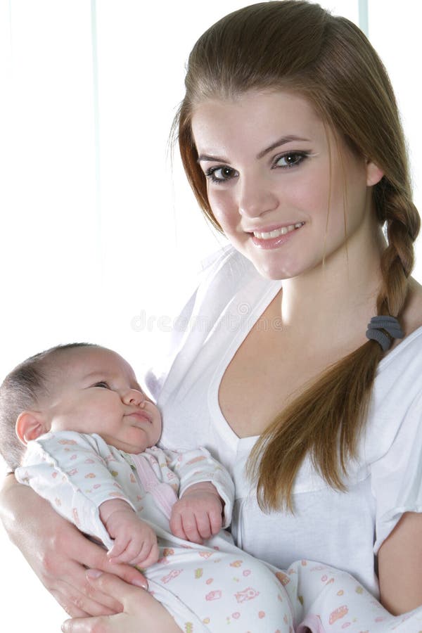 Jonge moeder met baby stock afbeelding. Image of moederschap - 23094751