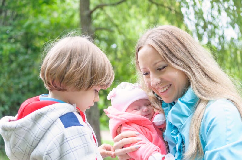 Jonge Moeder Met Haar Jonge Geitjes in Het Park. Stock Foto - Image of ...