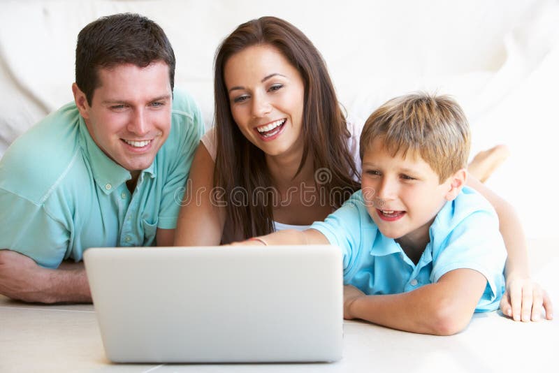 Jonge Ouders, Met Kind, Op Laptop Computer Stock Afbeelding - Image of ...