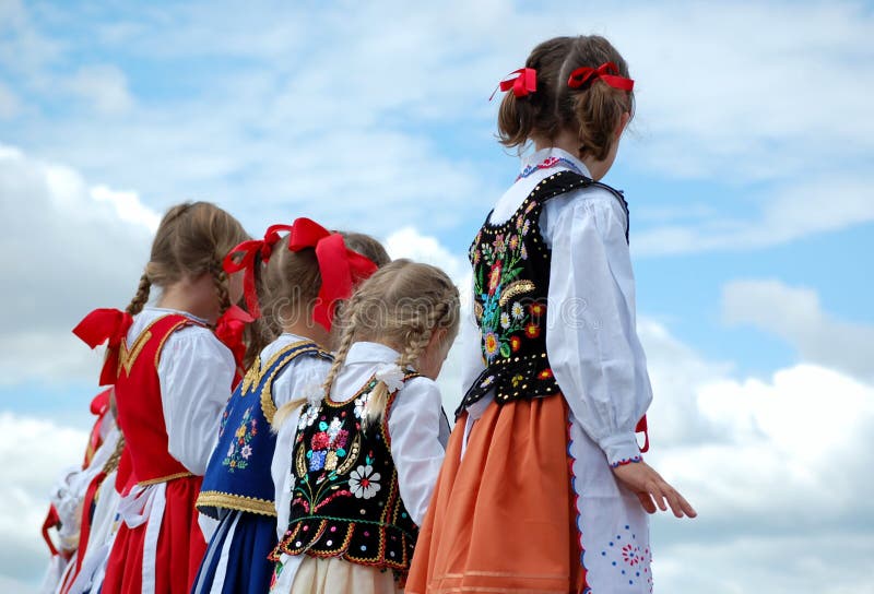 Jonge Poolse Dansers in Traditioneel Kostuum Redactionele Fotografie ...