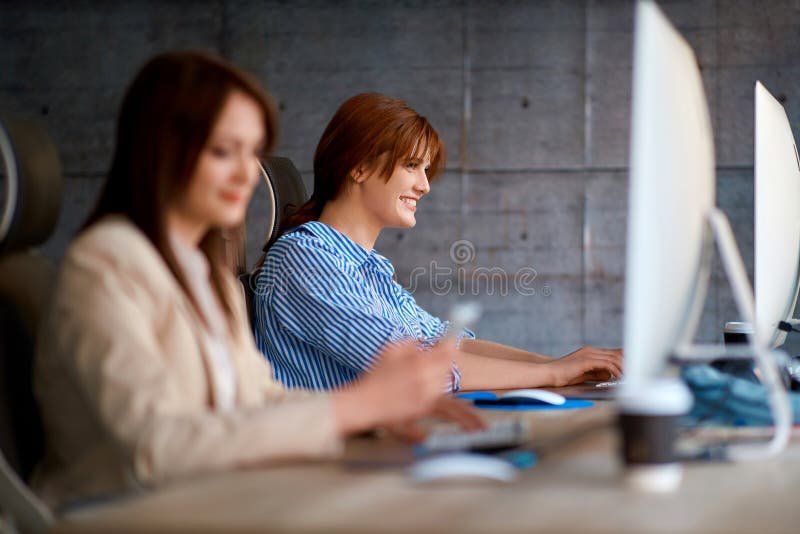 Jonge Professionele Vrouwelijke Ontwerper Die Met Computer Werken Stock ...