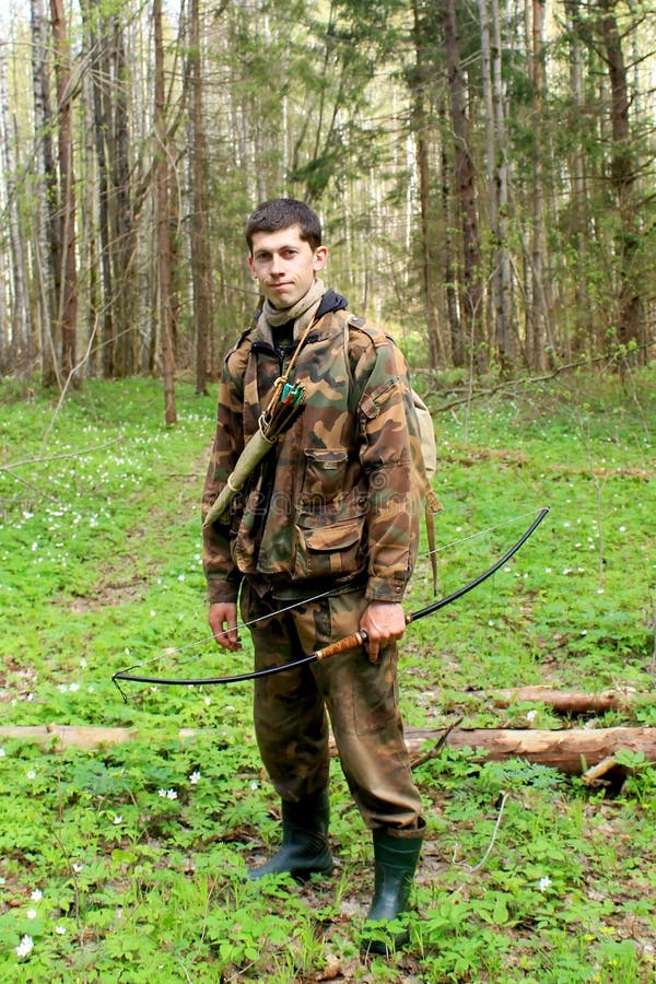 Jonge schutter in bos stock foto. Image of extreem, jong - 71747938