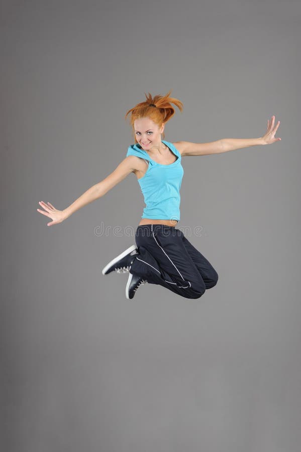 Jonge springende vrouw stock foto. Image of actie, pret - 60126718