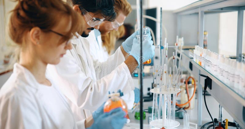 Jonge Studenten Die Chemie in Laboratorium Werken Stock Foto - Image of ...