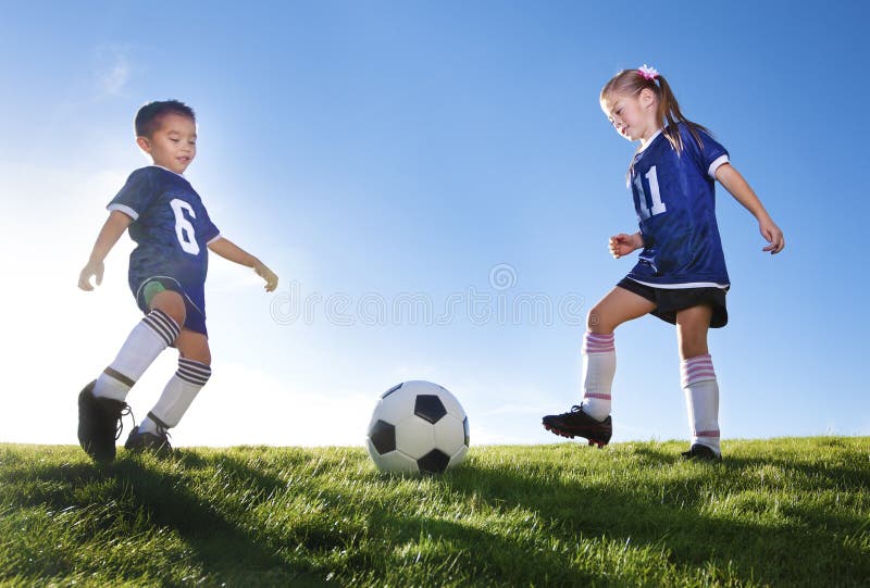 Jonge Voetballers Die Bal Schoppen Stock Foto - Image of spel, weinig ...