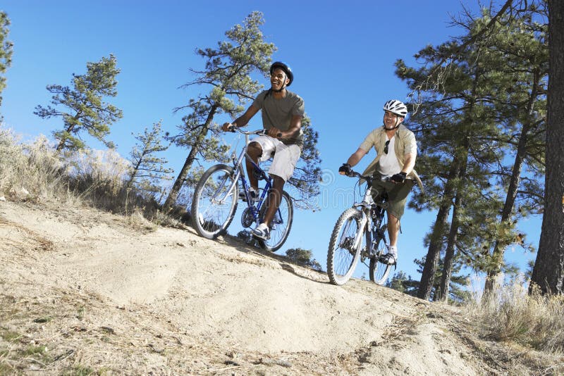 Jonge Vrienden Die Fiets Berijden Stock Afbeelding - Image of lengte ...