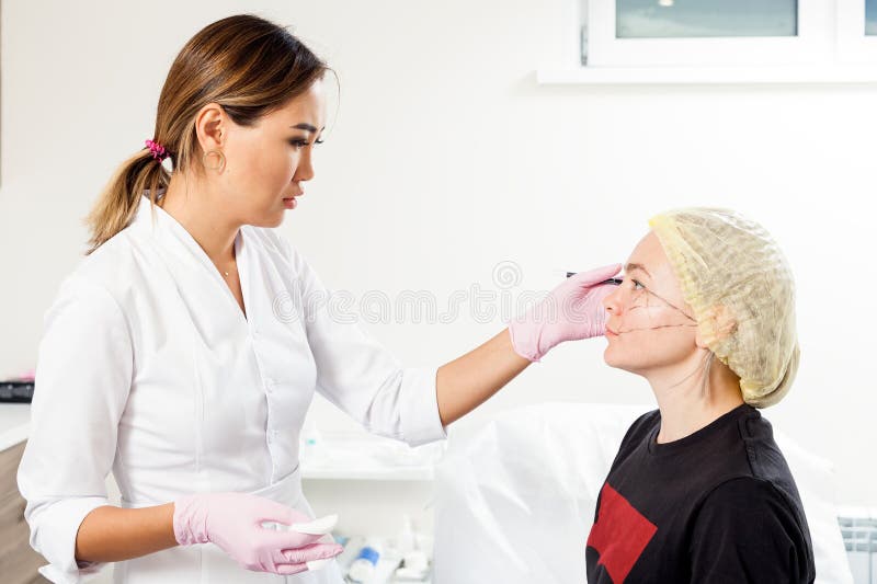 De Schoonheidsspecialist Duwt Een Spuit Om Botox in Te Spuiten Stock ...