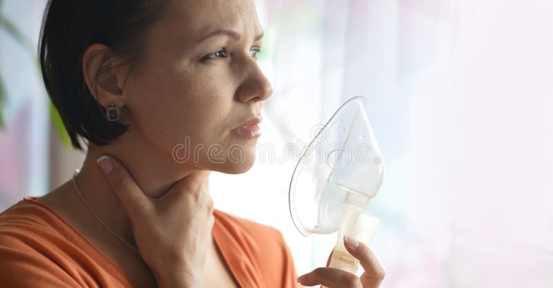 Jonge Vrouw Die Inhalatie Doen Stock Afbeelding - Image of ...
