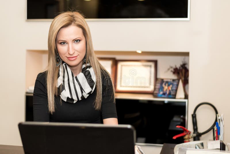 Jonge Vrouw Die Met Een Computer Werken Stock Afbeelding - Image of ...