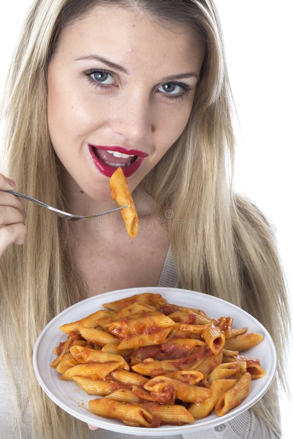 Jonge Vrouw Die Penne Pasta Eten Stock Afbeelding - Image of genieten ...