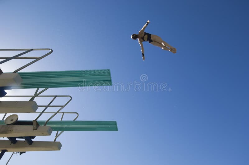 Jonge Vrouw Die Van Duikplank Duiken Stock Afbeelding - Image of midair ...