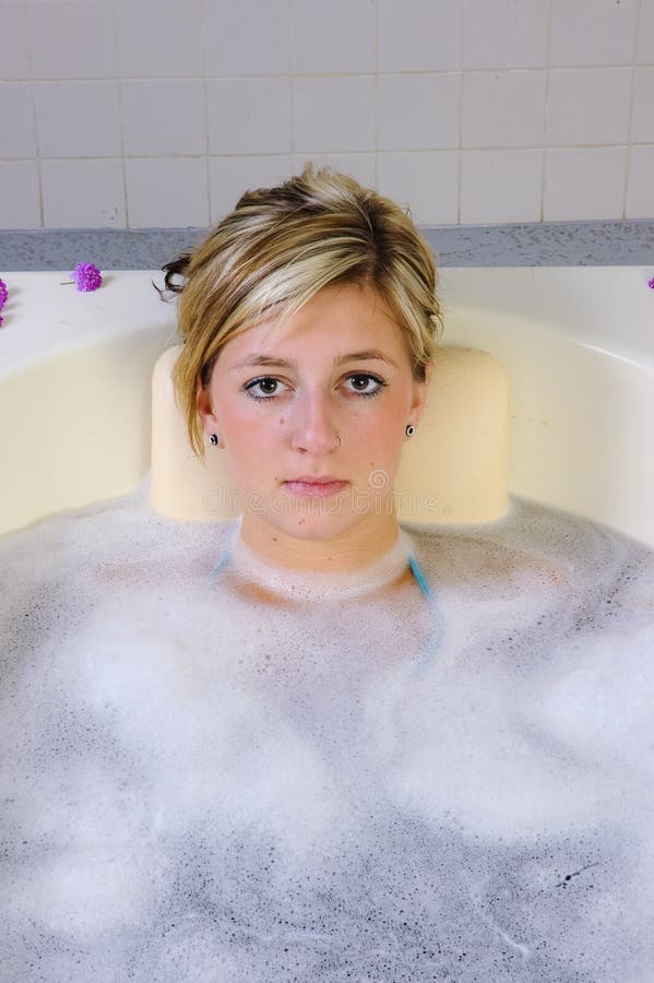 Jonge Vrouw in Een Modderbad Stock Foto - Image of rust, traditioneel ...