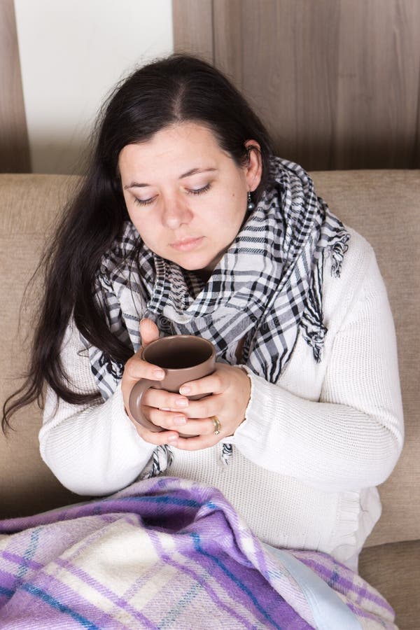 Jonge Vrouw Met Koude En Zware Hoest Thuis Stock Afbeelding ...