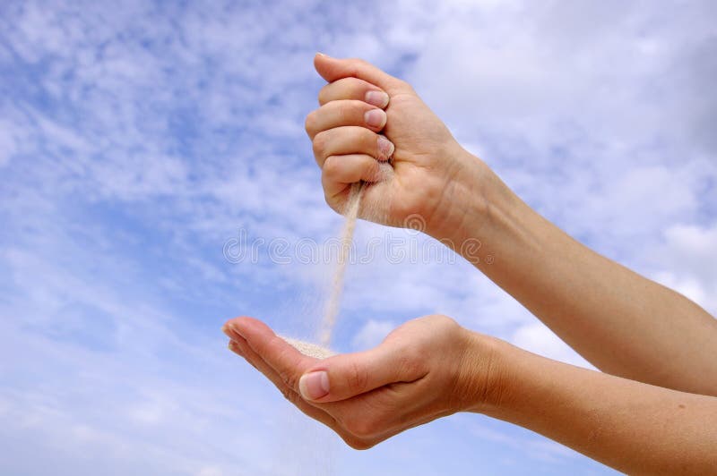 Zand Die Handen Als Symbool Voor Tijd Verloren Lopen Doornemen, Stock ...