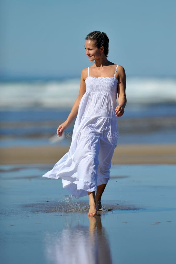 Jonge Vrouw Op Het Strand in De Zomer Stock Foto - Image of vakantie ...
