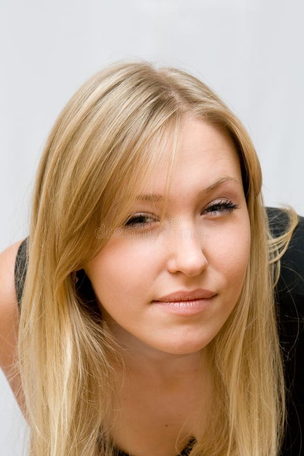 Jonge Vrouwen Die Iets Bekijken Stock Afbeelding - Image of menselijk ...